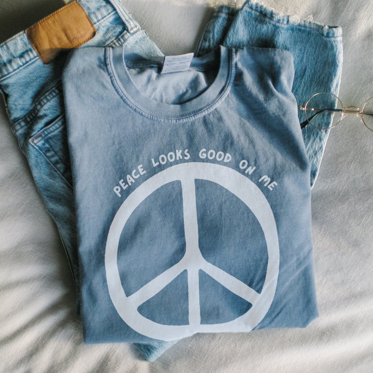 Peace Looks Good On Me T-Shirt – Retro Graphic Tee, Boho Peace Sign Sh